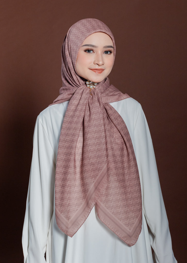 Kaila Chain Monogram - Scarf Voal Liza Motif Monogram | Elzatta
