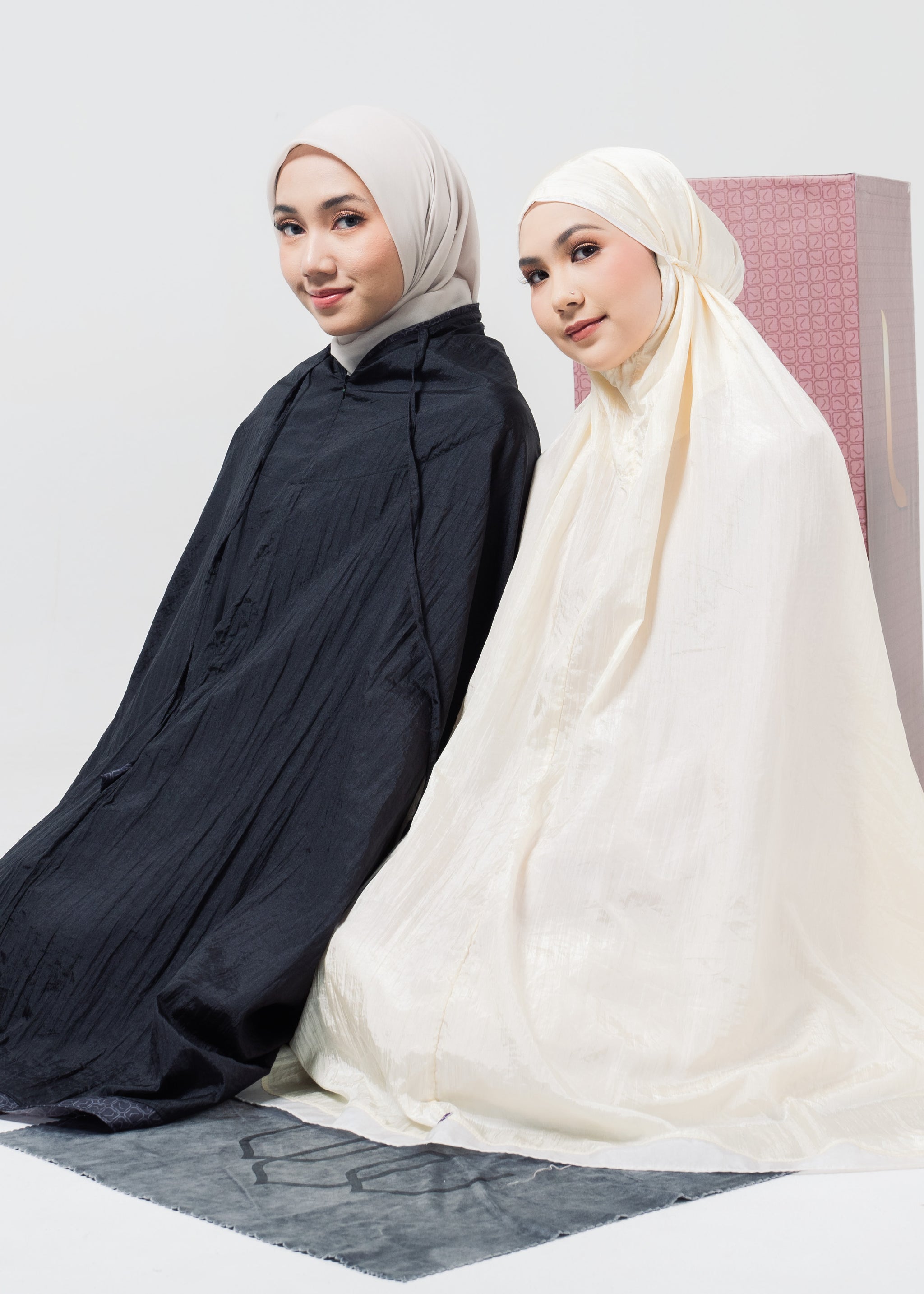 Mukena Parasut Monogram 2-in-1 - Ringan & Praktis dari Elzatta